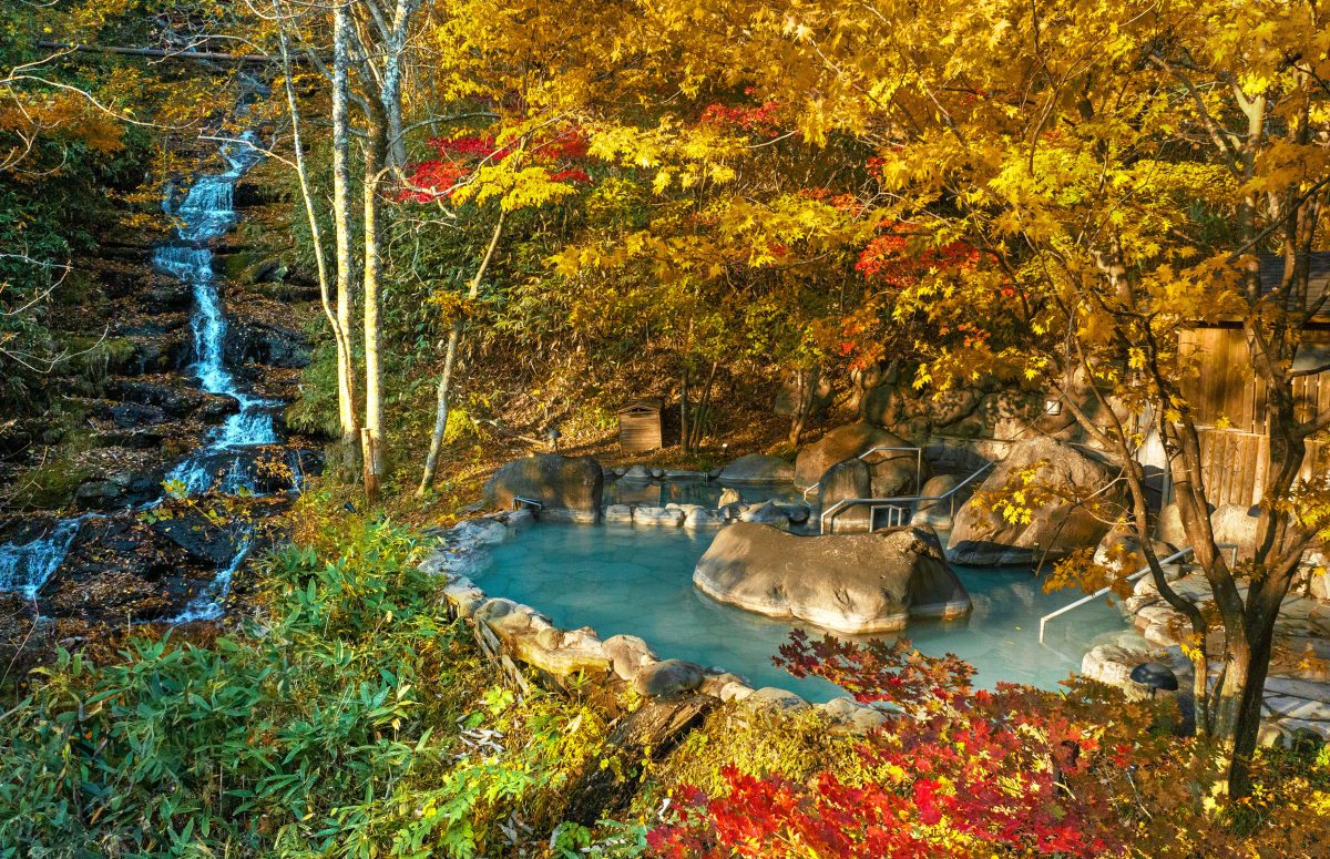 Hoshino Resorts Oirase Keiryu Hotel: Autumn’s Luxurious Open-Air Bath ...
